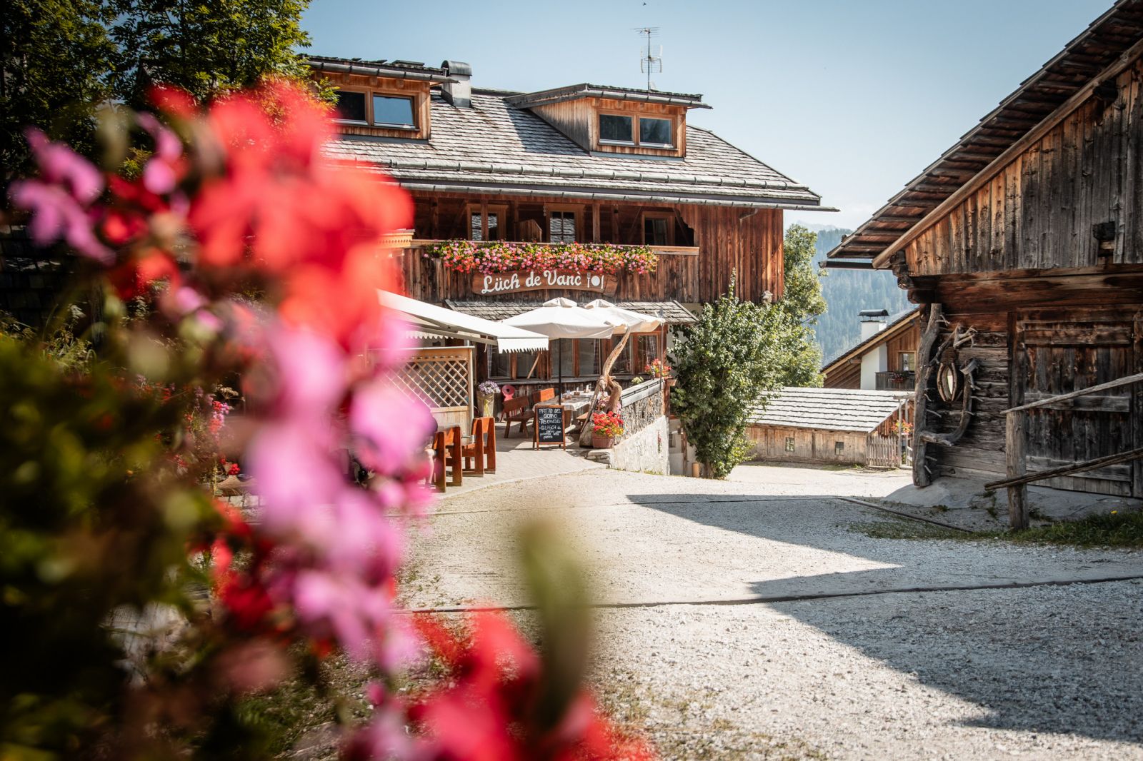 Farm stay with restaurant in Val Badia in the center of Longiarù - Lüch ...